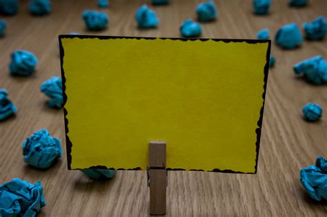 비즈니스 개념 빈 서식 파일 복사 공간 격리 포스터 쿠폰 홍보 자료 옷 핀 몇 노란 종이 구겨진 참고 서류를 들고가 실수 0명에 대한 스톡 사진 및 기타 이미지 Istock