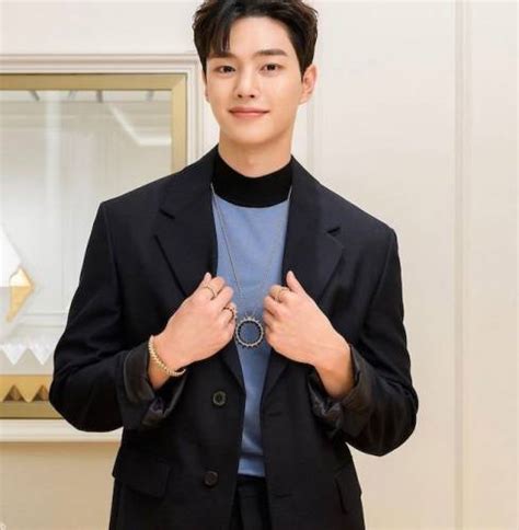 بیوگرافی سونگ کانگ Song Kang بازیگر جذاب معروف کره ای عکس