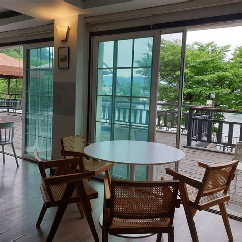 가평 청평호수 인터라켄펜션 카페 코리달리스 호수뷰 실내 라운지 자리도 마련하였어요 이제 더우니