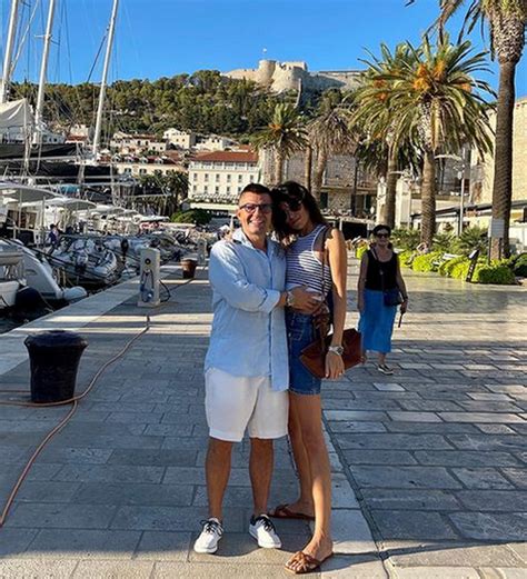 Жената до Андрей Арнаудов показа приказния си дом