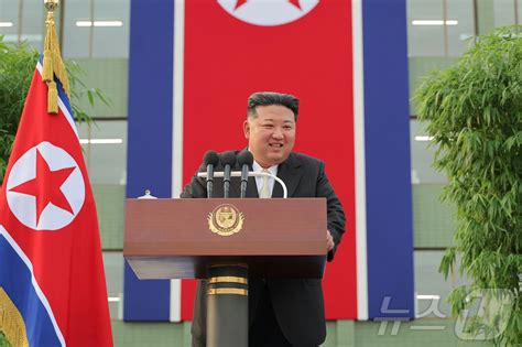 사진으로 보는 김정은 국무위원장 행보 배지에 초상화 내놨지만 `수해`로 타격…김정은 `우상화` 쉽지 않다 Zum 뉴스