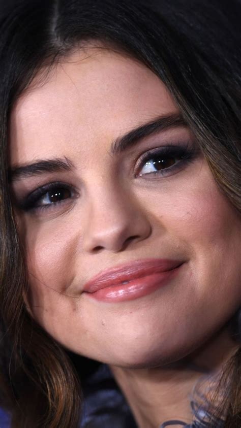 Selena Gomez Face Close Up