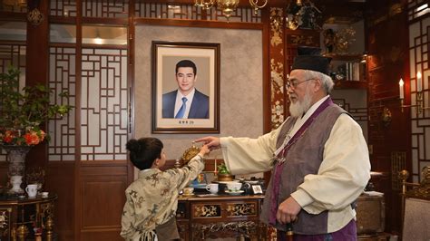 가난한 소년을 비를 피해 들게 하자 노인은 아들의 사진을 가리키는 아이의 한 마디에 충격을 받으며 당황했다 Youtube