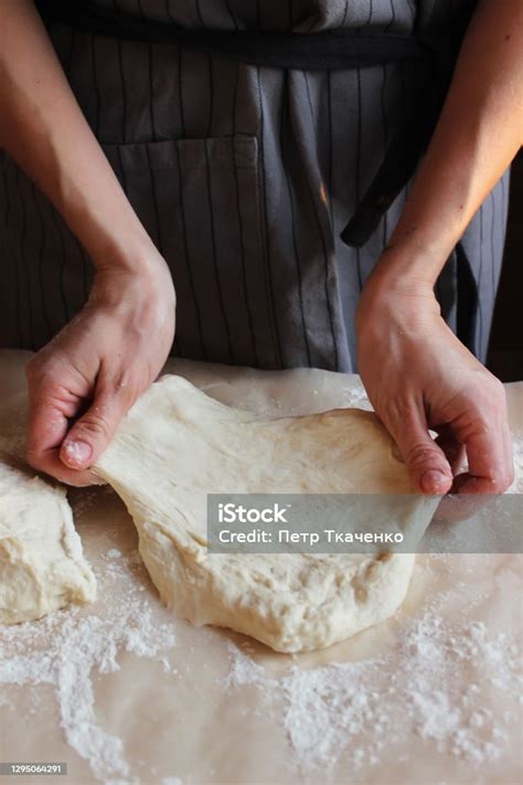 가정 여자의 손은 베이킹을위한 반죽을 형성한다 가족 축하 아내에 대한 스톡 사진 및 기타 이미지 아내 여자 제빵사 Istock