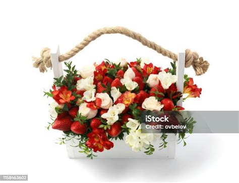 흰색과 빨간색 장미와 흰색 배경에 고립 된 잘 익은 딸기로 가득 흰색 나무 상자 개념에 대한 스톡 사진 및 기타 이미지 개념 건강한 식생활 결혼식 Istock