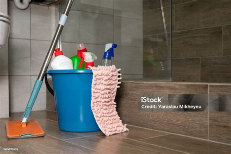 청소 제품 걸레 걸레가 있는 파란색 양동이를 아름답고 현대적인 욕실의 바닥에 닫습니다 청소의 개념 집안의 질서 회복 바닥재에 대한 스톡 사진 및 기타 이미지 Istock