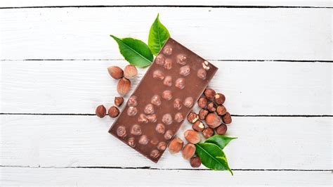 헤 즐 넛 너트와 다크 초콜릿입니다 카 카오입니다 에 나무 배경 최고의 볼 수 있습니다 텍스트에 대 한 공간을 복사 합니다 0명에 대한 스톡 사진 및 기타 이미지 Istock