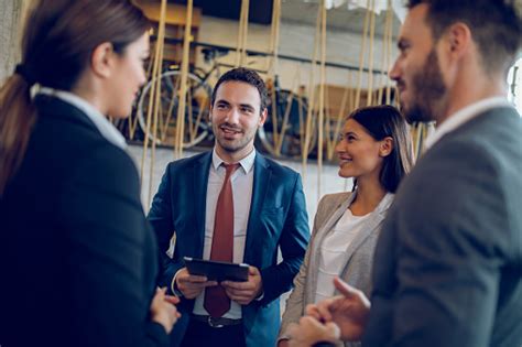 디지털 태블릿을 사용 하 여 비즈니스 전략을 논의 하는 4 명의 기업 들 4 명에 대한 스톡 사진 및 기타 이미지 4 명 계획 기업 문화 Istock