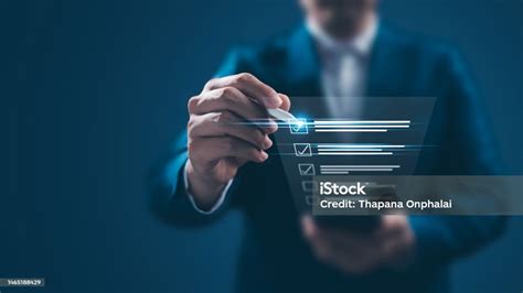 비즈니스 성과 모니터링 개념 스마트폰을 사용하는 사업가 온라인 설문조사 작성 디지털 양식 체크리스트 파란색 배경 비즈니스에 대한