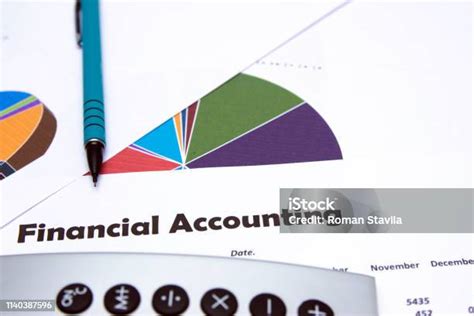 금융 회계 종이와 계산기 종이에 숫자 펜과 계산기 동전에 다 수의 숫자를 이미지 개념에 대한 스톡 사진 및 기타 이미지 개념 거래 내역서 경영자 Istock