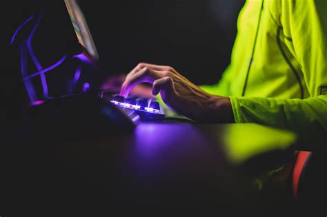 사이버 스포츠 E 스포츠 토너먼트 프로 게이머 팀 키보드에 게이머의 손에 클로즈업 버튼을 누르고 사이버 게임 경기장 클럽에서 경쟁 Moba 전략 Fps 게임에서 재생 게이머