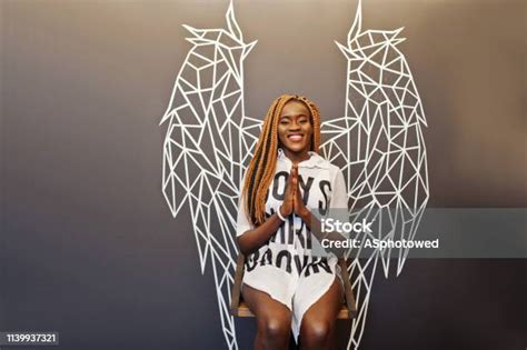 천사 날개 벽에 대 한 포즈 세련 된 캐주얼 옷에 아름 다운 아프리카 여성 그래피티에 대한 스톡 사진 및 기타 이미지