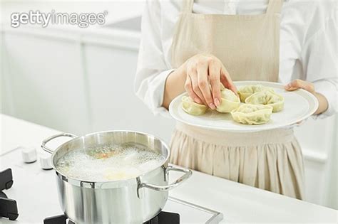 가정주방 주방 음식재료 음식 요리하기 음식준비 레시피 만두 한식 끓이기 상태 이미지 Jv11974163 게티이미지뱅크