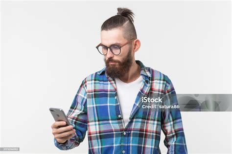 기술 패션 및 사람들 개념 흰색 배경에 전화를 사용하여 수염을 가진 멋진 남자 25 29세에 대한 스톡 사진 및 기타 이미지 25 29세 Brand Name Smart