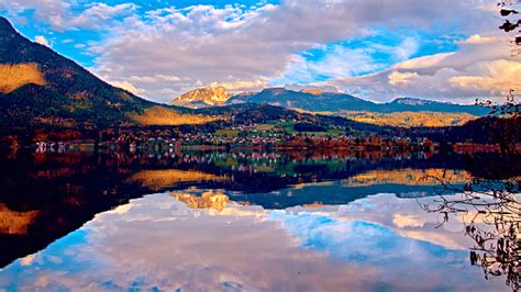 오스트리아 알프스 호수의 아름 다운 전경 오래 된 빈티지 농촌 주택 및 블루 아워에서 할 슈 타트 마운틴 레이크에 있는 목조 보트 주택 위치 리조트 빌리지 할 슈 타트