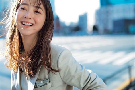 佐佐木希發佈白t穿搭超顯身材，滿分讚歎 天使級可愛！” Japhub － 日本集合