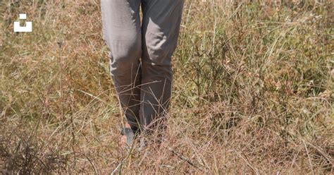 검은색 티셔츠와 갈색 바지를 입은 남자가 검은색 Dslr 카메라를 들고 있다 사진 Unsplash의 무료 말레이시아 이미지