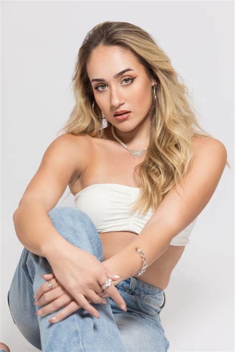 각 개인 고요한 귀걸이 긴 머리 녹색 정상 데님 데님 팬츠 명상 적 목걸이 문신 미니멀리스트 바닥 보석 복장 부드러운 조명 빨간 머리 성인