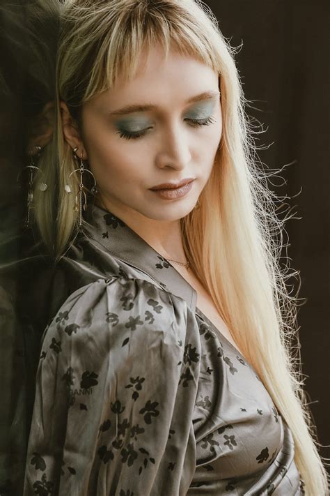 긴 금발 머리와 파란 눈을 가진 여자 사진 Unsplash의 무료 의복 이미지