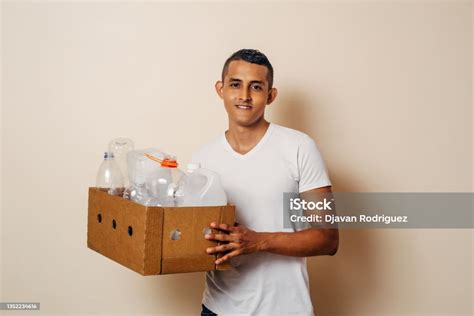 재활용을 위해 플라스틱 병 쓰레기로 상자 종이를 들고 있는 남자 25 29세에 대한 스톡 사진 및 기타 이미지 25 29세