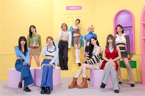 트와이스 컴백 라이브 비하인드컷 공개…한결같은 예쁜 애 옆 예쁜 애 Pickcon