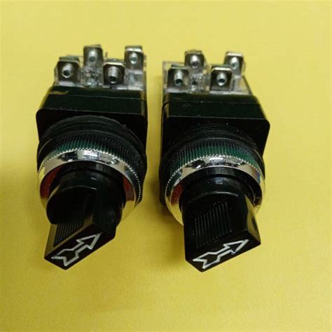 สวิทซ์ลูกศร 2จังหวะ On Off ขนาด 25มิล Selector Switch 2p 25มิล On Off ขายอันละ48 บาท สินค้า