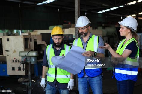 공장에서 생산 또는 유지 보수 대형 기계 산업을 위해 현장에서 작업하는 엔지니어 3 명에 대한 스톡 사진 및 기타 이미지 3 명 30 34세 35 39세 Istock