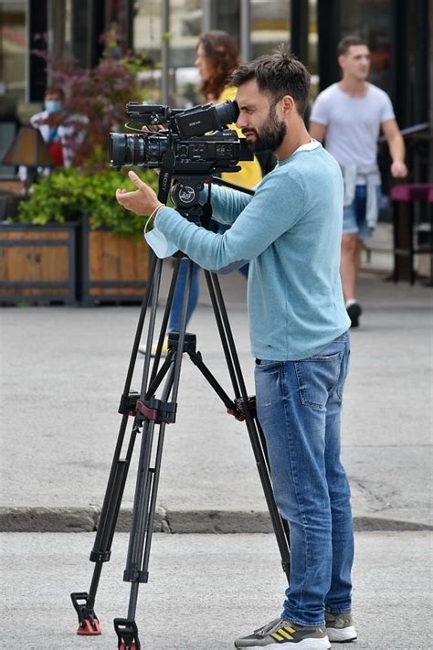 무료 사진 남자 세로 미소 의상 가 발 성능 골든 글로우 얼굴 머리 사람