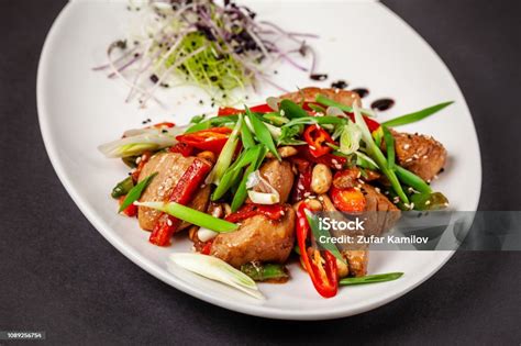 일본 요리의 개념입니다 신선한 야채 녹색 콩 녹색 양파 붉은 고추 참 깨 Microgreen와 일본 간장에 절인 치킨 필렛 흰색 접시에 접시 0명에 대한 스톡 사진 및 기타