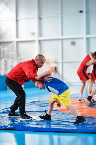 Niños Pequeños Aprendiendo Movimientos De Lucha Libre Con El Entrenador Foto De Stock Y Más
