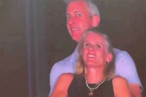 NeoČekivani Preokret U Aferi I Prevareni Suprug Je Bio Na Koncertu Coldplayja S Ljubavnicom