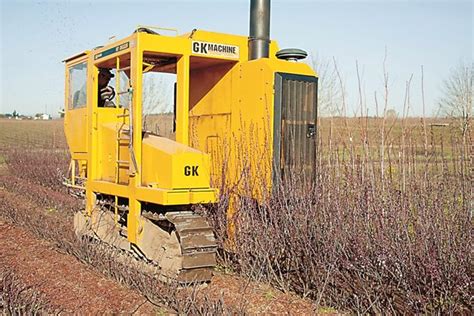 Прикачни и самоходни машини заместват лопатата и канапа Български Фермер