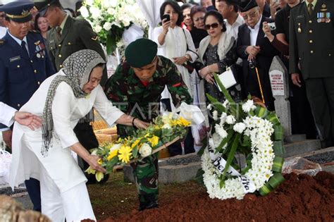 Pemakaman Bustanil Arifin Antara Foto