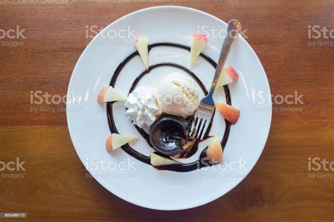 바닐라 아이스크림 공 평면도에서 애플 핫 초콜릿 용암 케이크 갈색에 대한 스톡 사진 및 기타 이미지 갈색 거품 내기 고급 요리 Istock