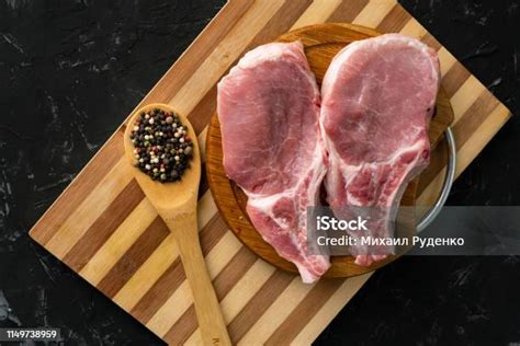 슬라이스 보드에 원시 돼지 필렛 향신료와 후추와 나무 숟가락 지방 정크 푸드 Uncookeds 건강한 식생활에 대한 스톡 사진 및 기타 이미지 Istock