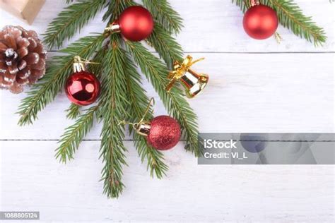 즐거운 휴일 보내세요 선물 상자 양 초 및 공 신년 이나 크리스마스 장식 인사말 카드입니다 0명에 대한 스톡 사진 및 기타