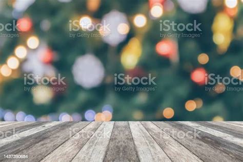 보케 빛 배경이있는 흐릿한 크리스마스 트리가있는 빈 나무 테이블 탑 12월에 대한 스톡 사진 및 기타 이미지 12월 겨울 계절 Istock