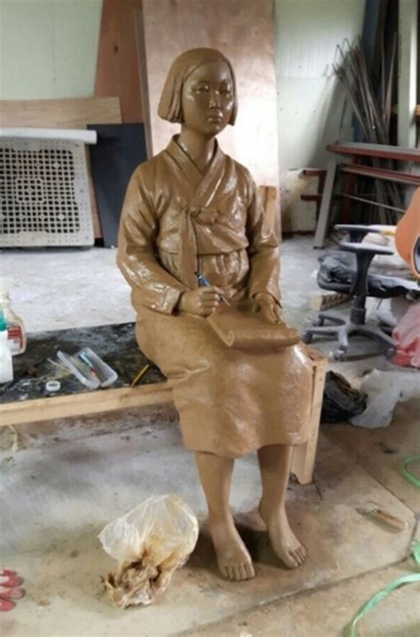 내일 광주 서구청 앞에 세워질 소녀상 사진인데 일본 대사관 앞 소녀상과 비슷해서 김운성 작가의 작품인 줄 알았더니 다른 작가의 작품이라네요 다양한 형상의 소녀상이 건립되는