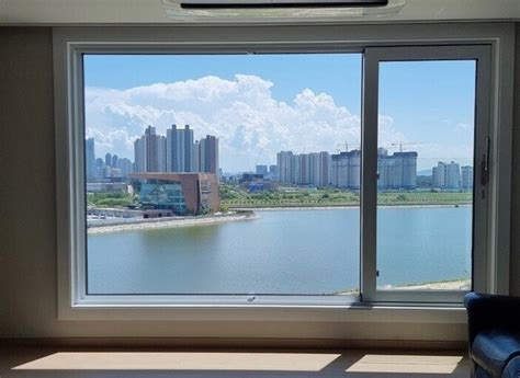 유리 난간 시공 아파트 거실 뷰 위엄