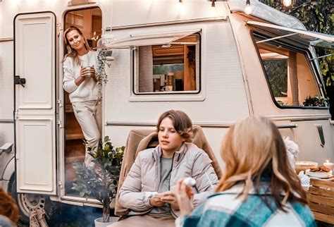 가족 트레일러 여행 아이들 형제 자매 엄마 아빠는 마시멜로를 불에 볶습니다 자연 속에서 피크닉 휴일 바베큐 바베큐 음식 휴가 주말 저녁 식사 도로 점심 간식 야영자 바퀴에