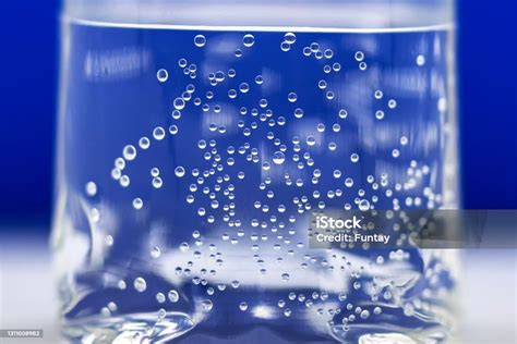 유리의 물 거품의 보기 거품은 다른 물질의 한 소구 일반적으로 액체에 가스 거품은 몰입 물질의 표면에 도달하면 그대로 유지 될 수 있습니다 식수에 대한 스톡 사진 및 기타