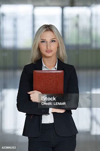 Potret Wanita Pengusaha Cantik Berdiri Dengan Folder Di Kantor Foto ...