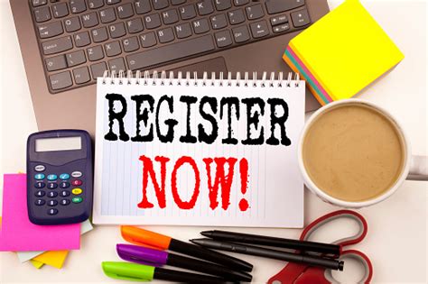 지금 등록 노트북 마커 펜 편지지 커피 주위 사무실에서 쓰는 단어 인터넷 등록 가입 워크숍 흰색 배경 복사 공간에 대 한