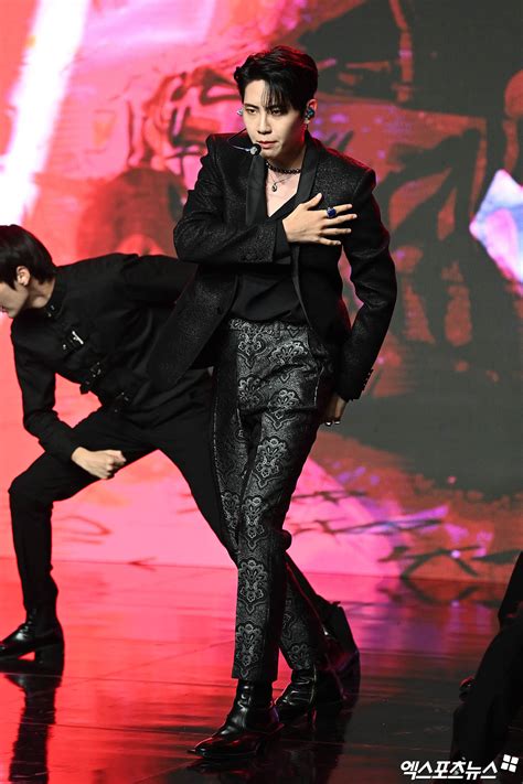 10개월 만의 컴백 이진혁 강렬한 섹시 엑s Hd화보 10개월 만의 컴백 이진혁 강렬한 섹시 엑s Hd화보