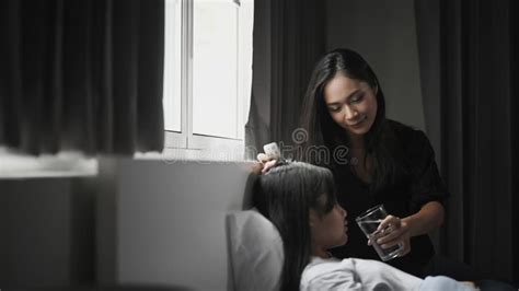 Una Joven Madre Cuida A Su Hija Enferma Foto De Archivo Imagen De Comer Consumir 196401490