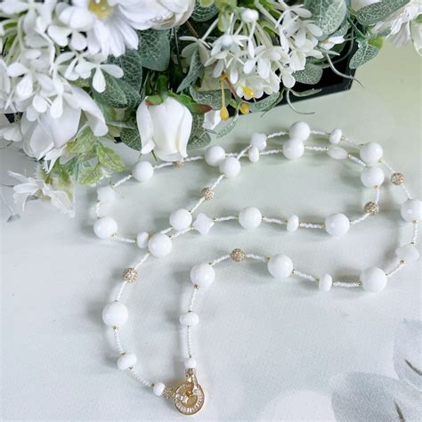 Белые бусы - 66 фото