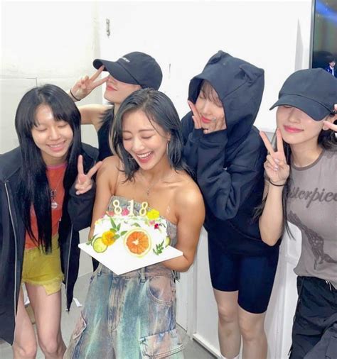 Jihyo Ft Chaeyoung Momo Nayeon And Mina R Jihyo