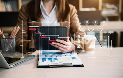 비즈니스 여성 손 프로젝트 관리자 작업 및 업데이트 작업 및 Gantt 차트 일정 가상 다이어그램 프리미엄 사진