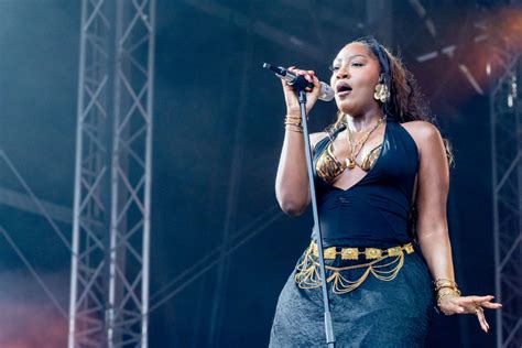 Afrobeats Artist Tems Gets Thick Shows Off The Body That Has Drake