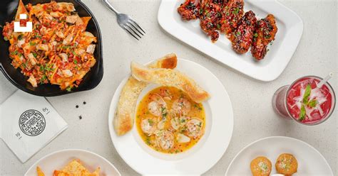 접시와 음식이 담긴 그릇이 놓인 테이블 사진 Unsplash의 무료 뭄바이 이미지